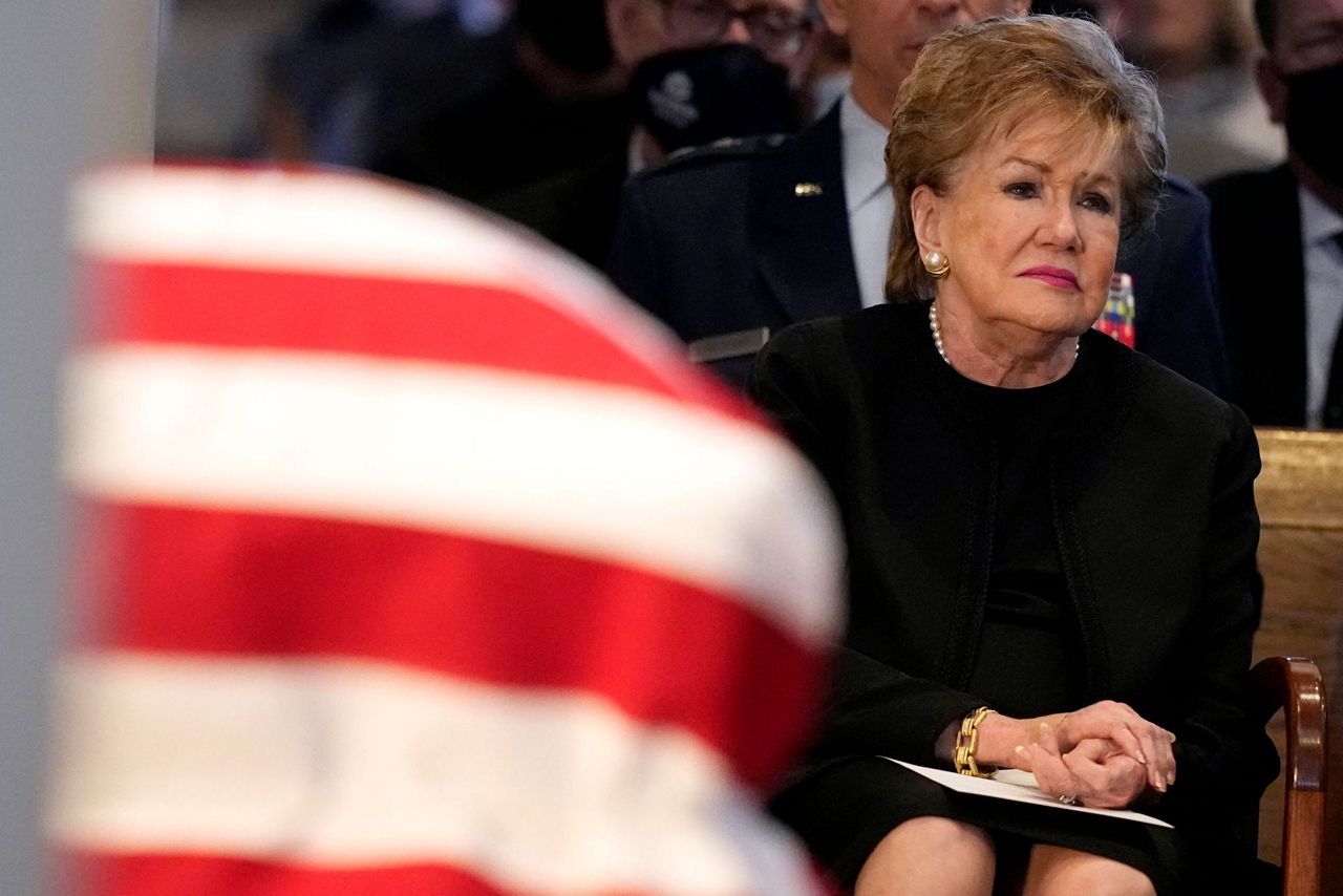 Dole's last Kansas journey honors service, political career