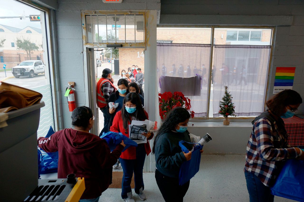 Judge orders halt to fast releases at US border with Mexico
