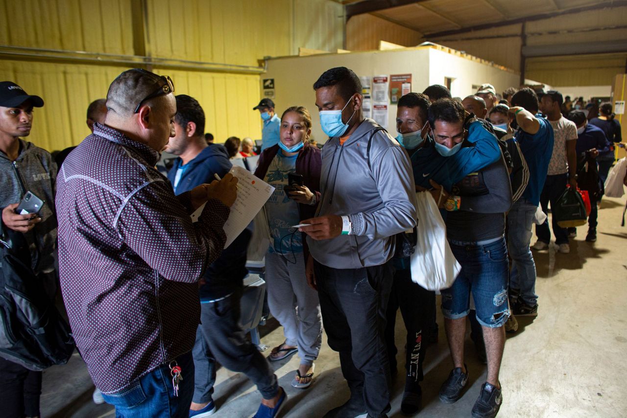 Judge orders halt to fast releases at US border with Mexico