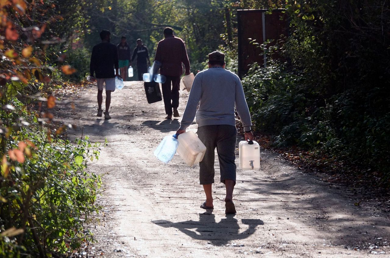 Water deliveries cut for crammed Bosnia migrant camp