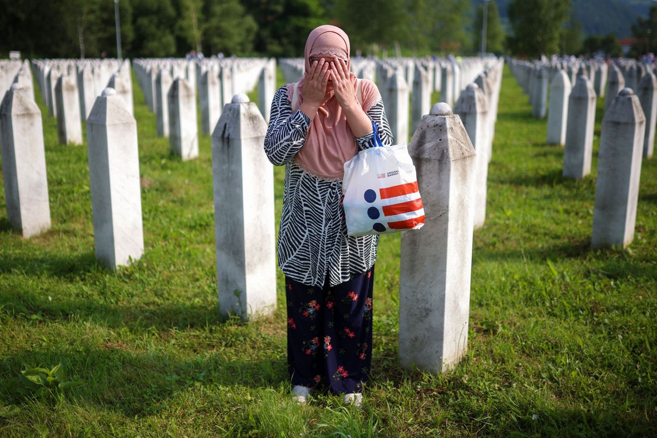 Thousands gather in Bosnia and commemorate the 1995 Srebrenica massacre ...