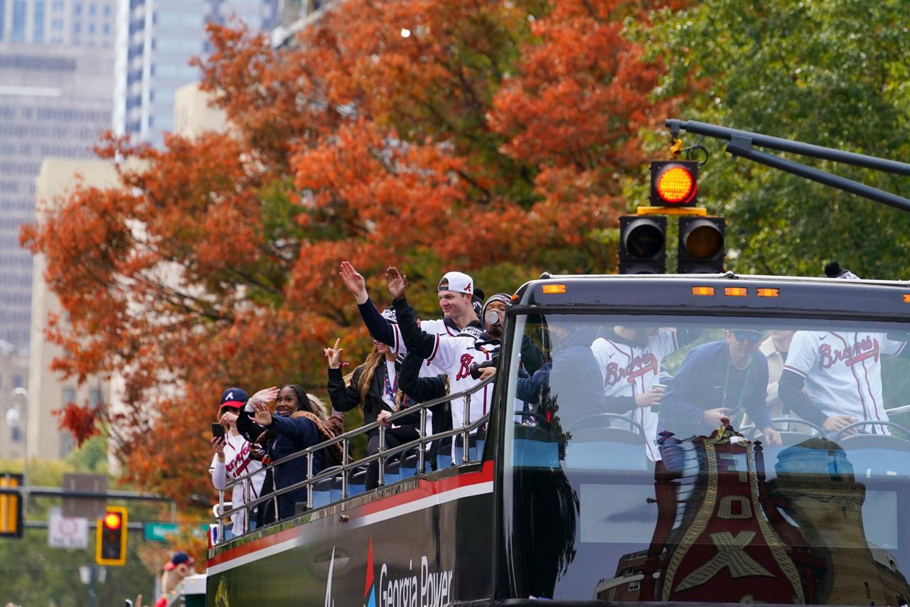 Hundreds of thousands fans celebrate Braves title in parade
