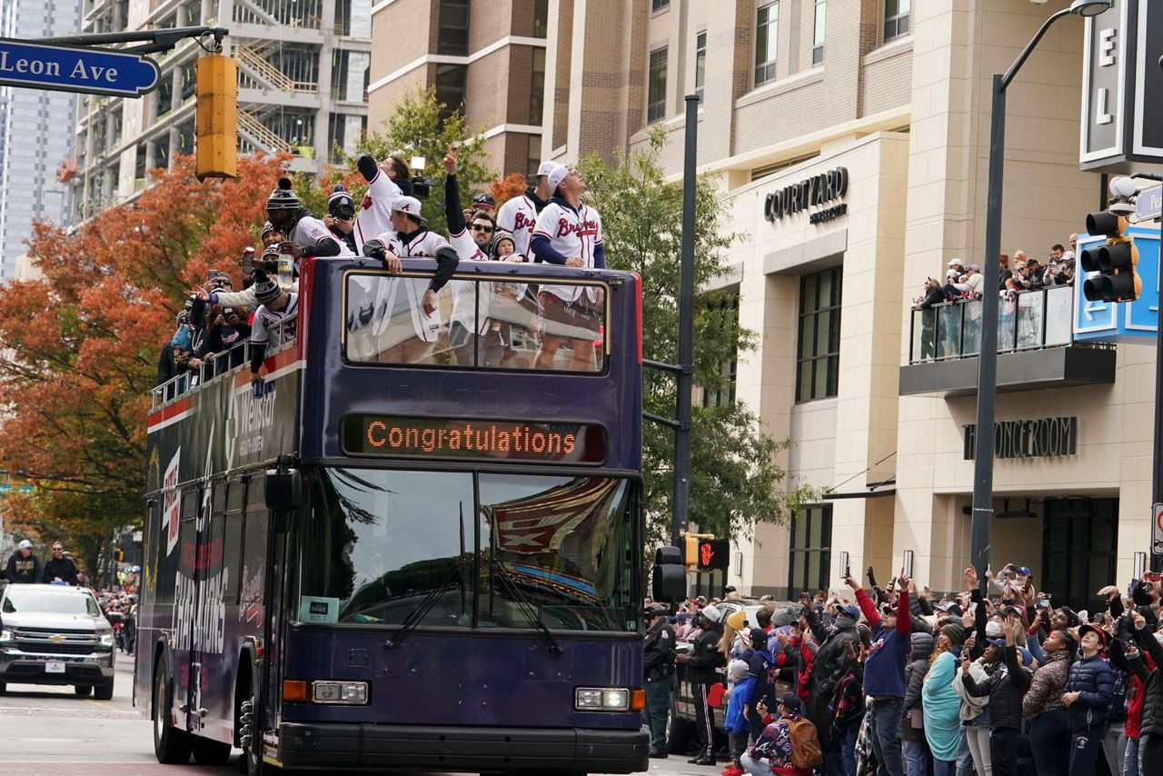 Hundreds of thousands fans celebrate Braves title in parade