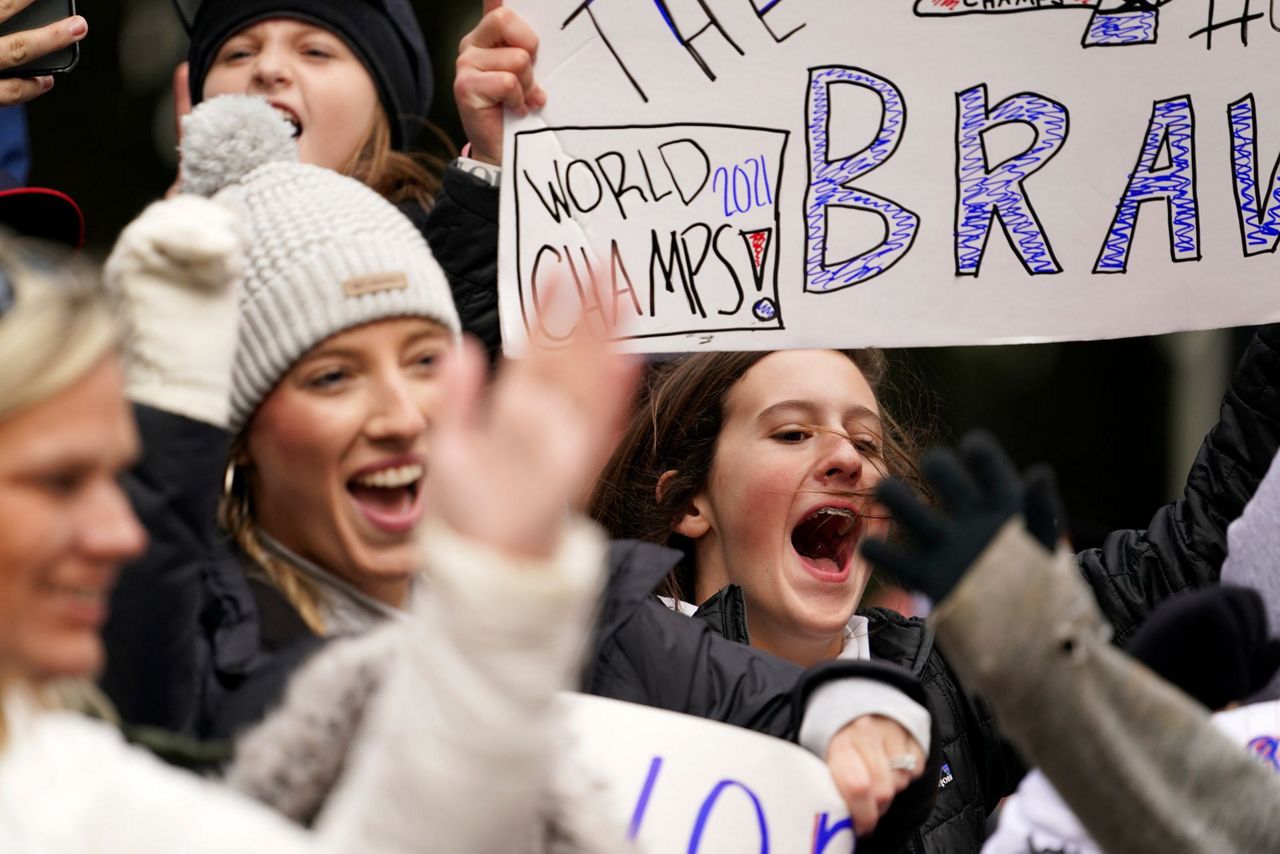 Hundreds of thousands fans celebrate Braves title in parade