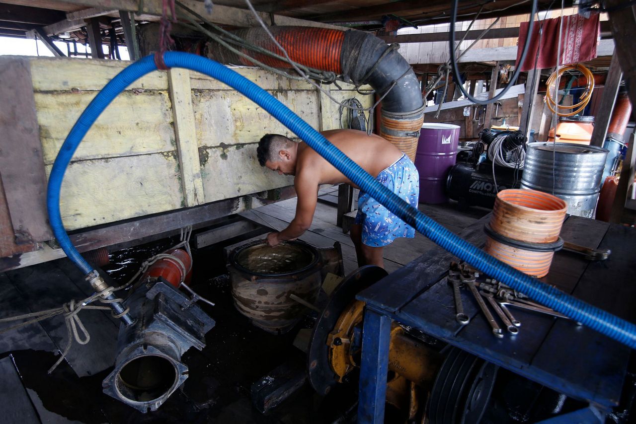 Big flotilla of illegal gold miners splits up in Brazil