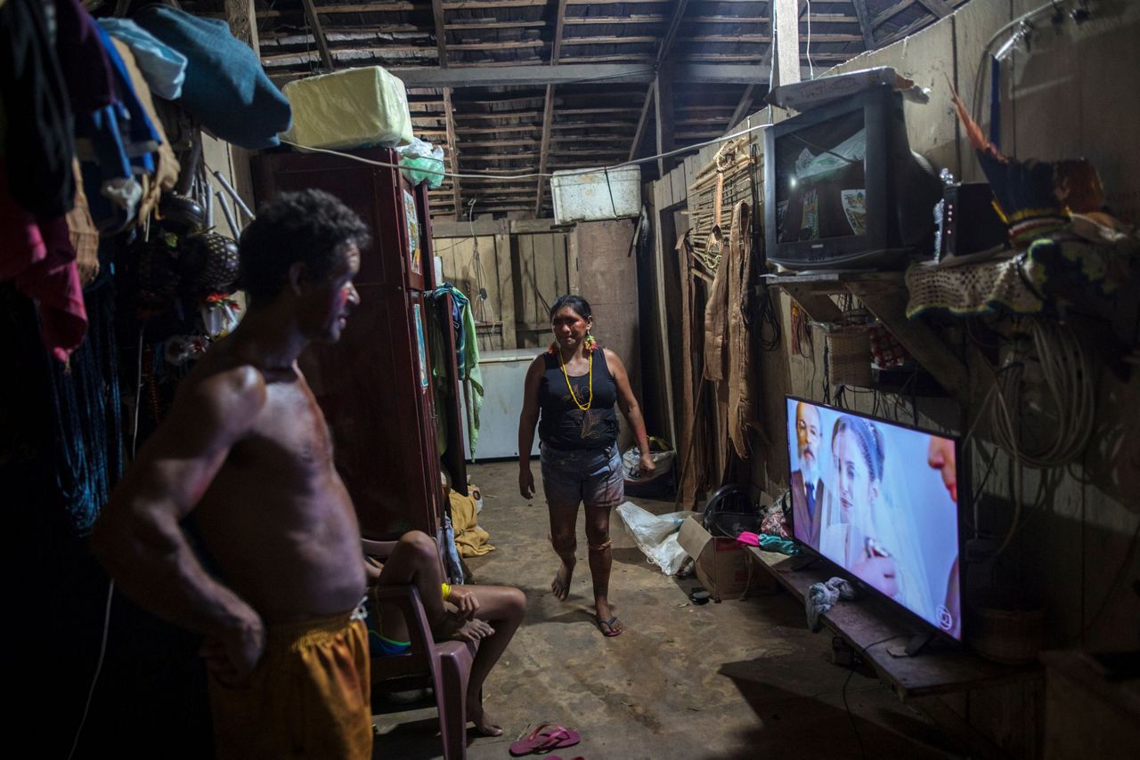 Arrows and smartphones: daily life of Amazon Tembe tribe