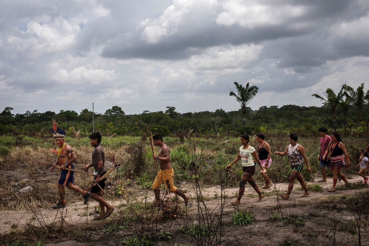 Arrows and smartphones: daily life of Amazon Tembe tribe