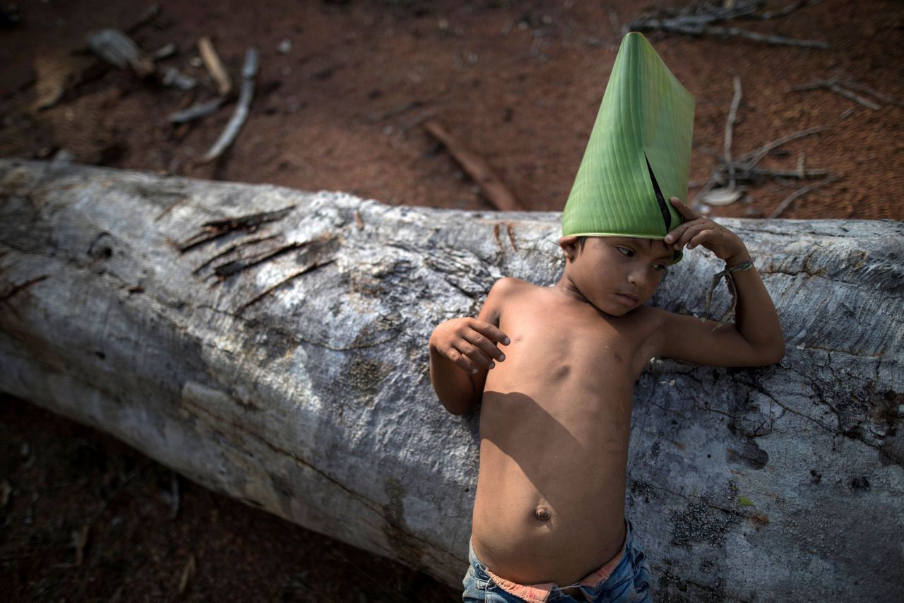 Arrows and smartphones: daily life of Amazon Tembe tribe