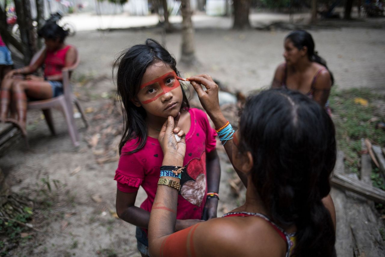Arrows and smartphones: daily life of Amazon Tembe tribe