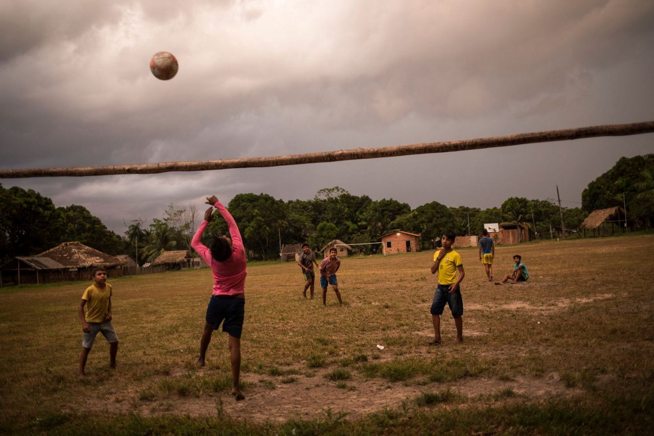 Arrows and smartphones: daily life of Amazon Tembe tribe