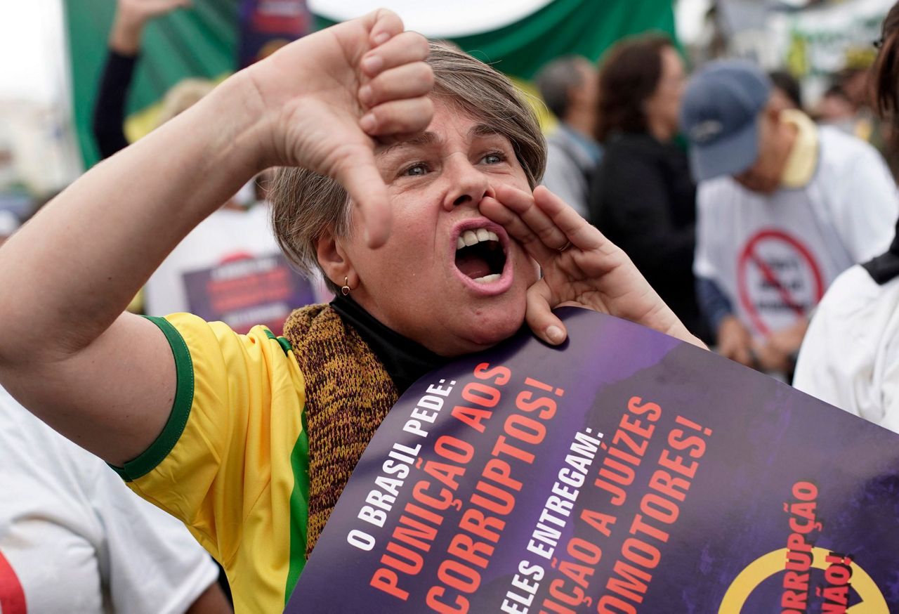 Brazilians rally to support big corruption investigation