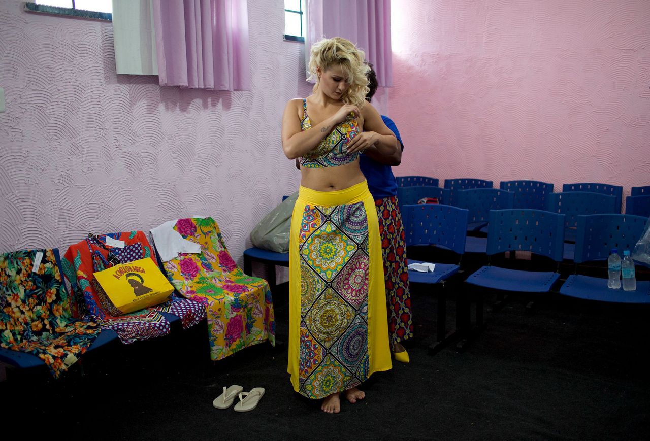 AP PHOTOS: Female prisoners in Rio compete in beauty contest