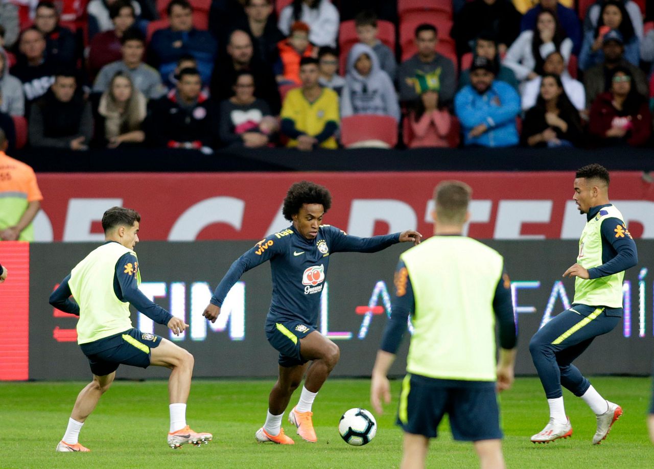 Willian practices with Brazil team ahead of Copa América