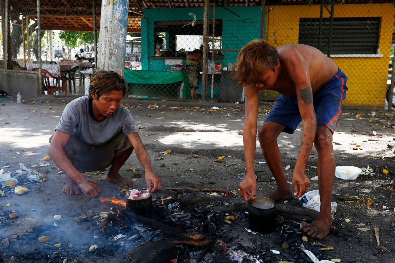 Health crisis leads scores of Yanomami to roam the streets