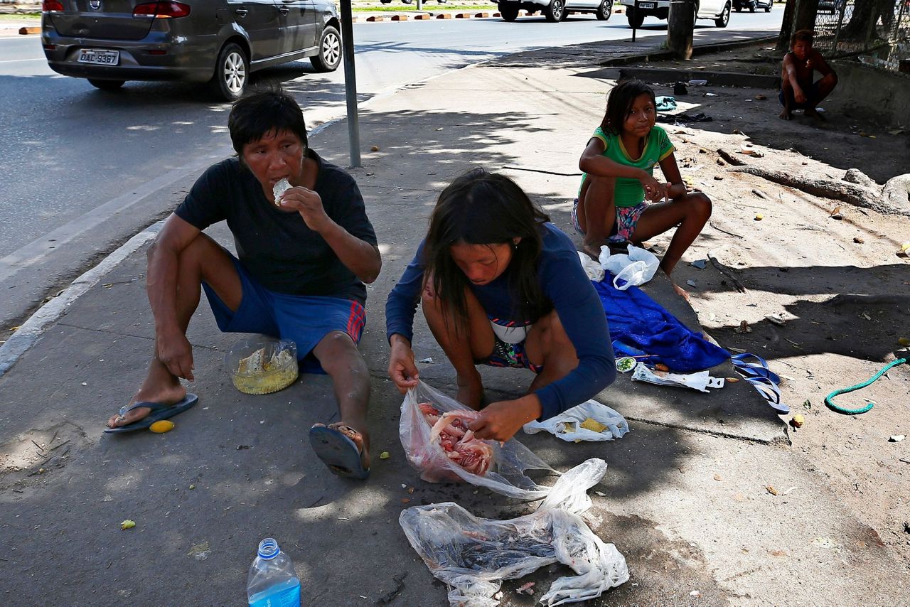 Health crisis leads scores of Yanomami to roam the streets