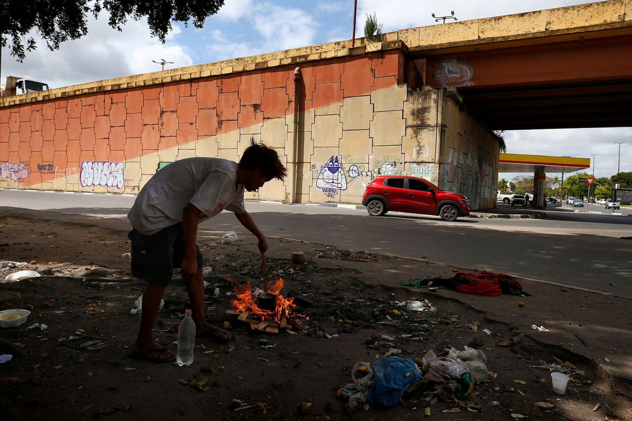 Health crisis leads scores of Yanomami to roam the streets