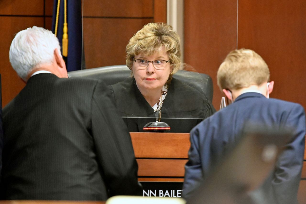 Ex-officer charged in Breonna Taylor raid begins trial