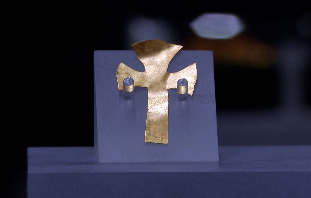 Scientists liken Anglo-Saxon burial site to King Tut's tomb