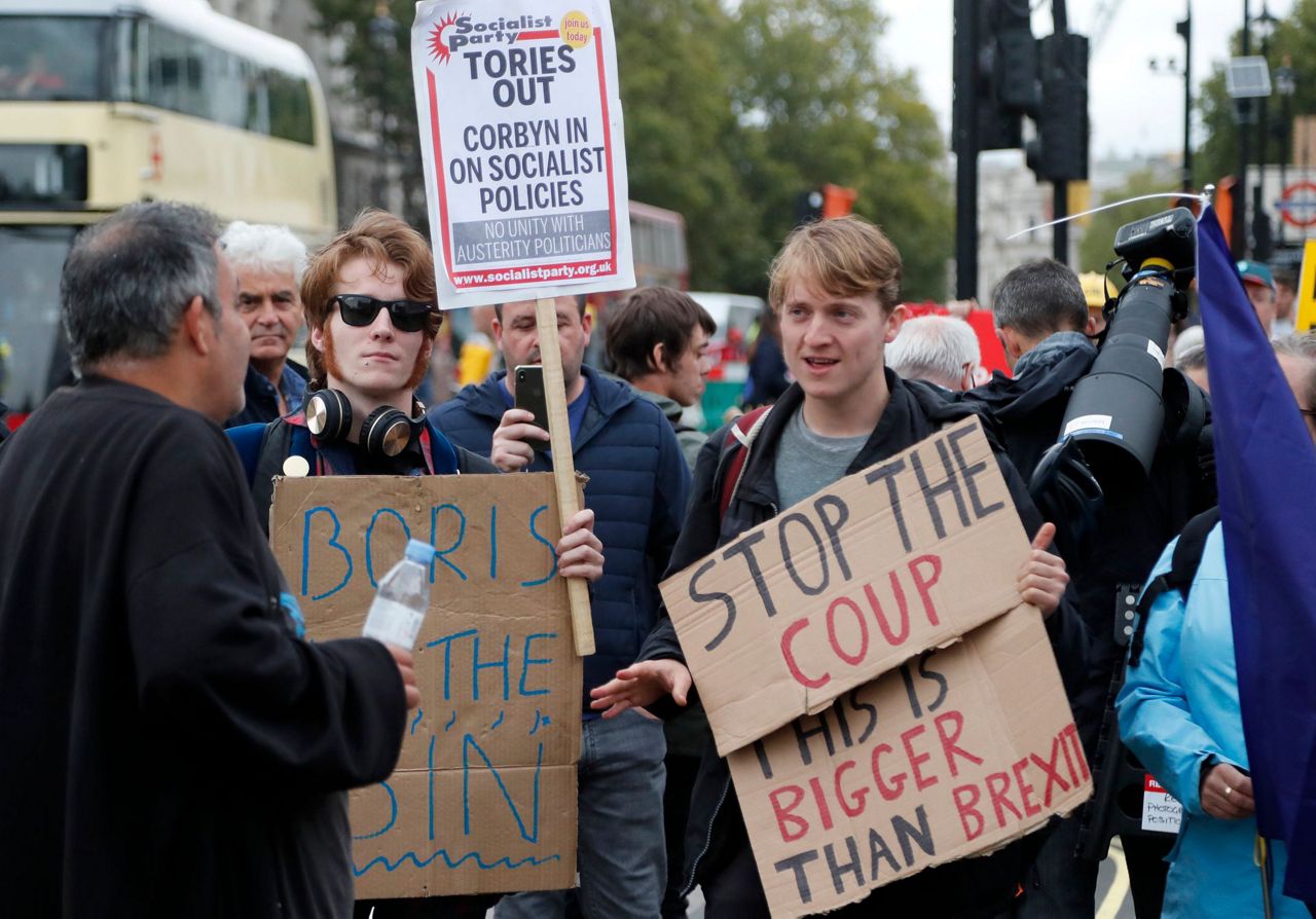 UK's Johnson to meet Irish leader as Brexit crisis simmers