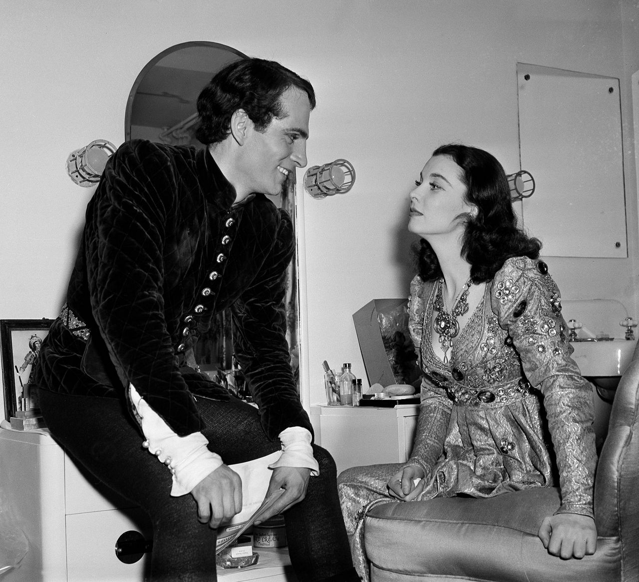Laurence Olivier is honored with a plaque at his London childhood home