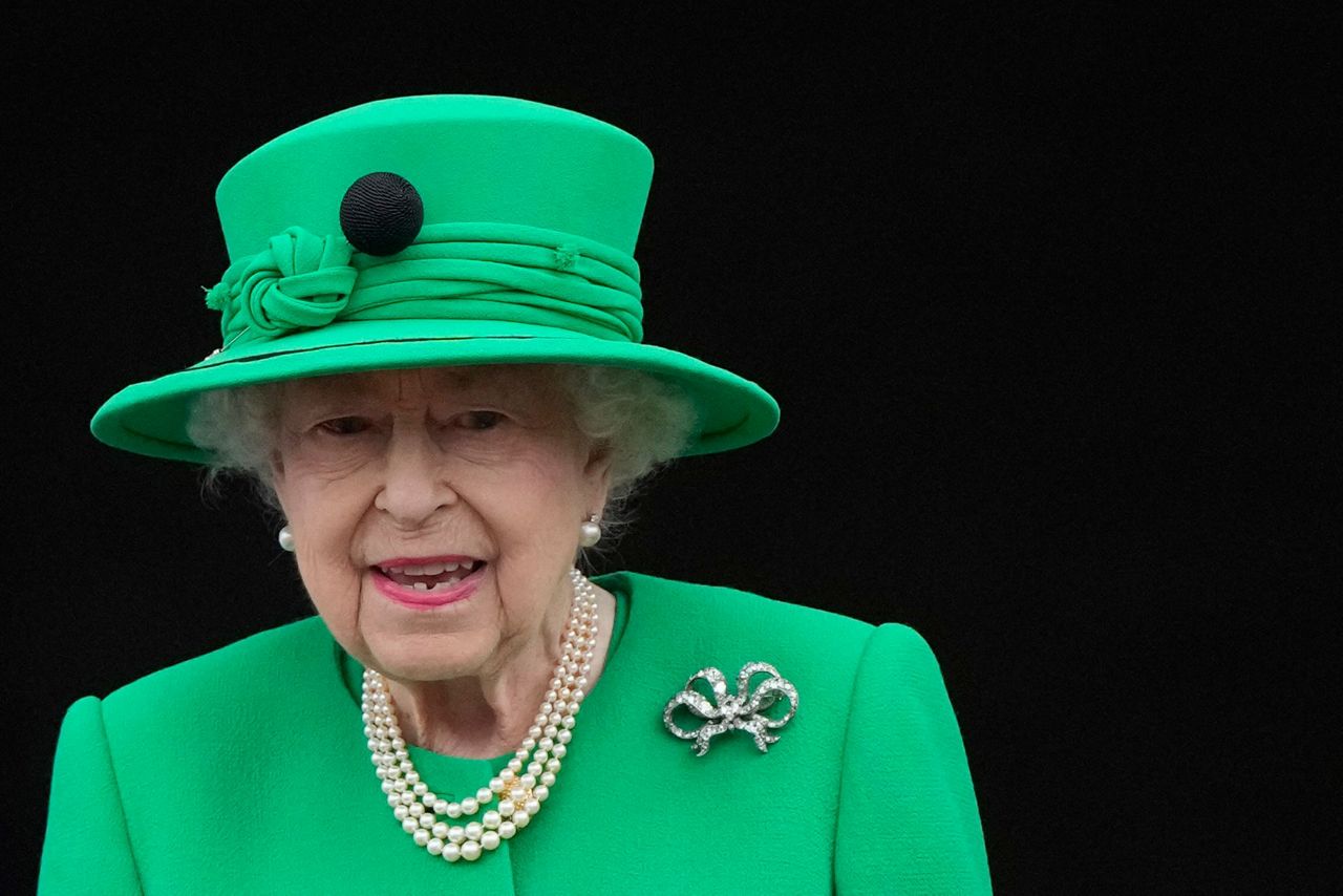 A man who claimed to be selling Queen Elizabeth II's walking stick is ...