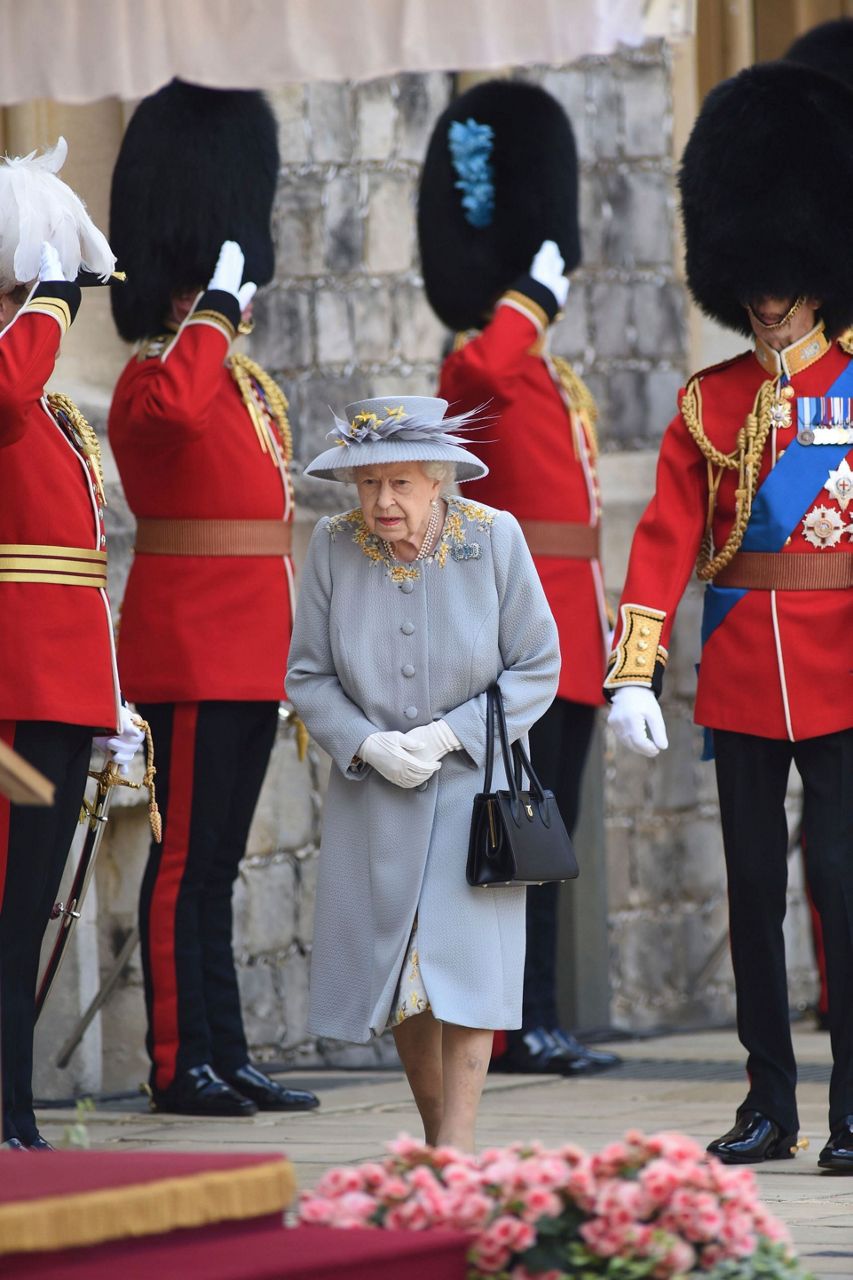After charming leaders, Queen Elizabeth sits back for parade