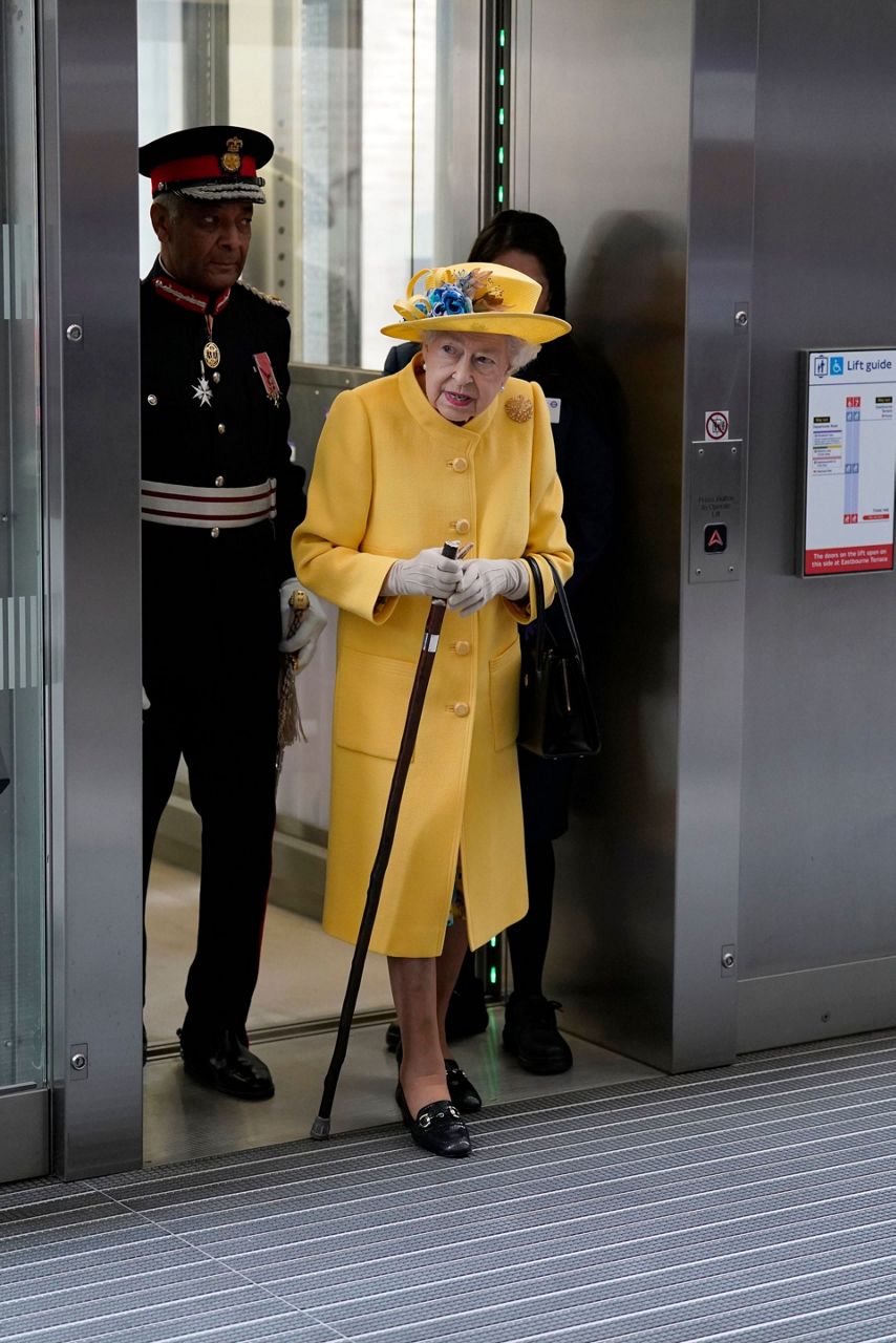 Queen makes surprise appearance to mark new subway line