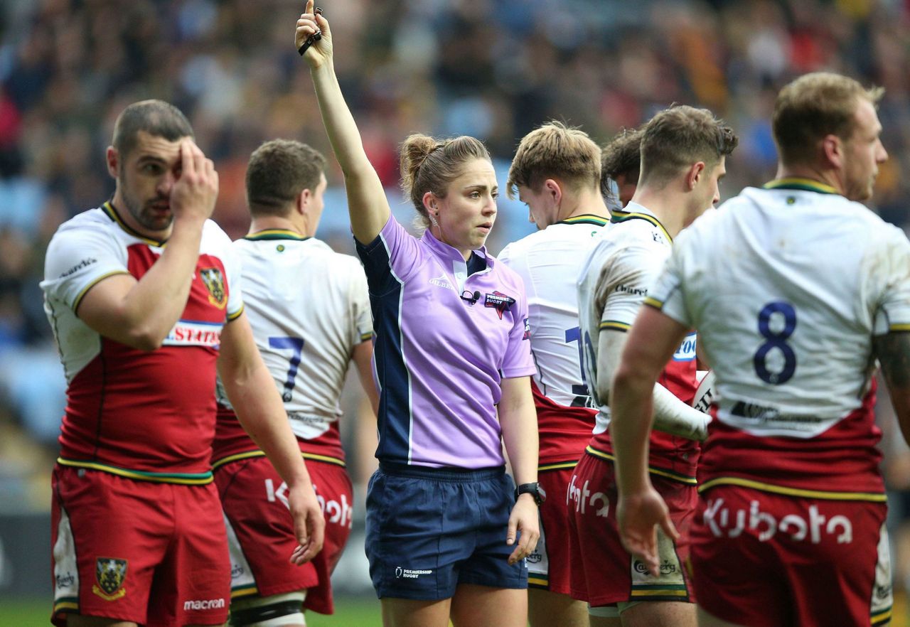 Sara Cox 1st female to referee top-flight English rugby game