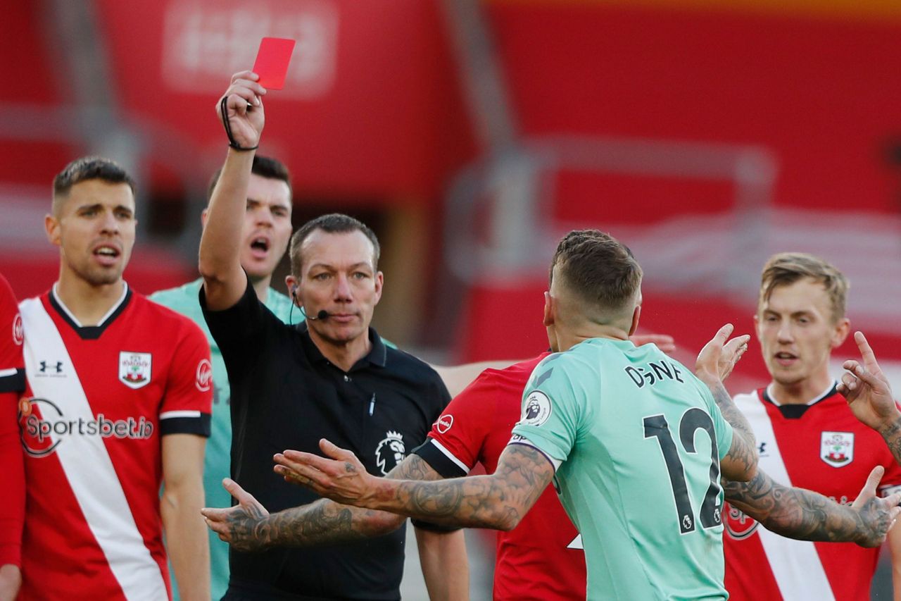 Everton loses last unbeaten record in unpredictable EPL