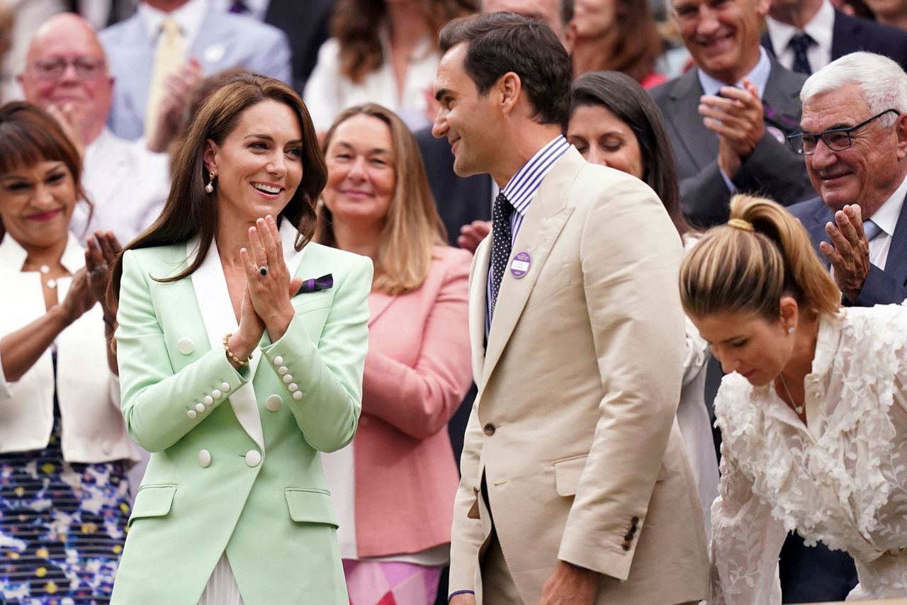 Roger Federer receives a lengthy standing ovation at Wimbledon from ...