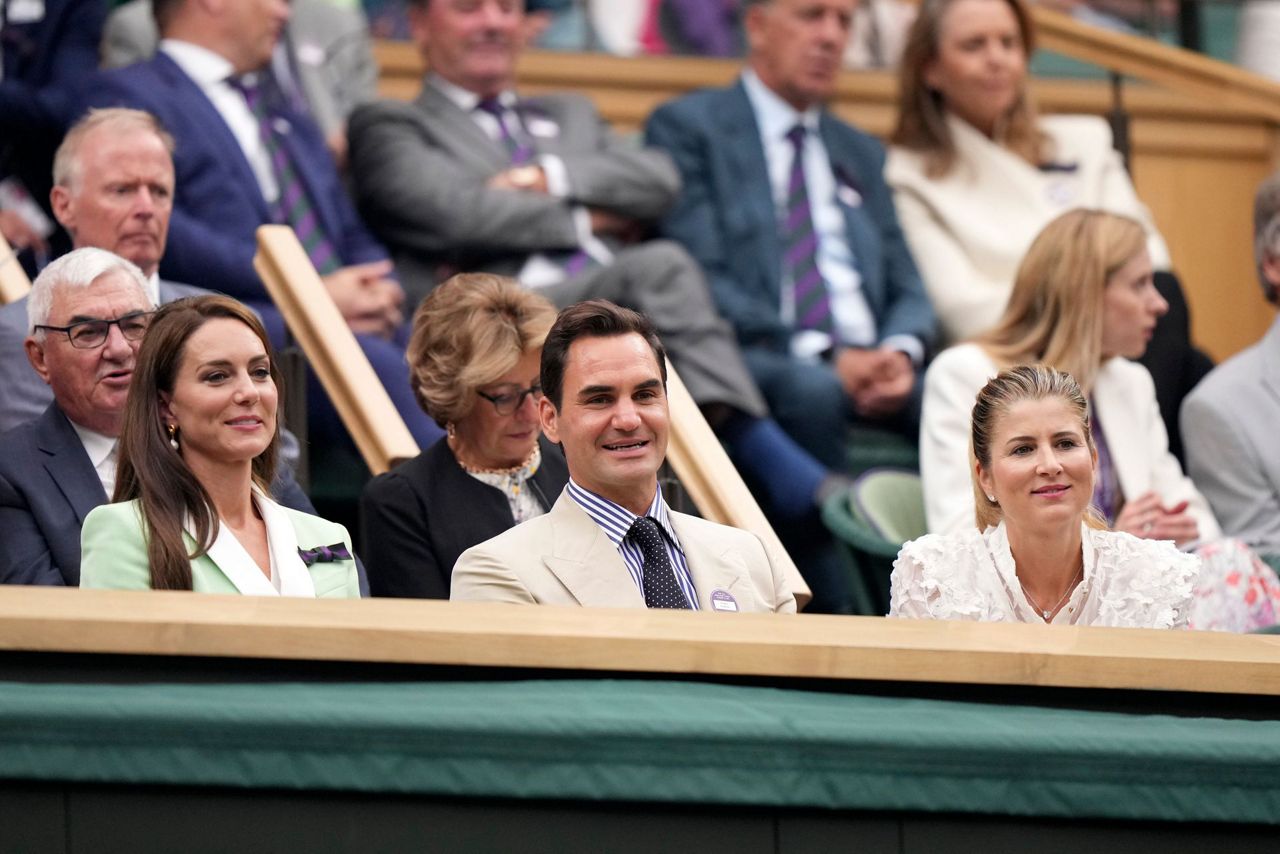 Roger Federer receives a lengthy standing ovation at Wimbledon from ...
