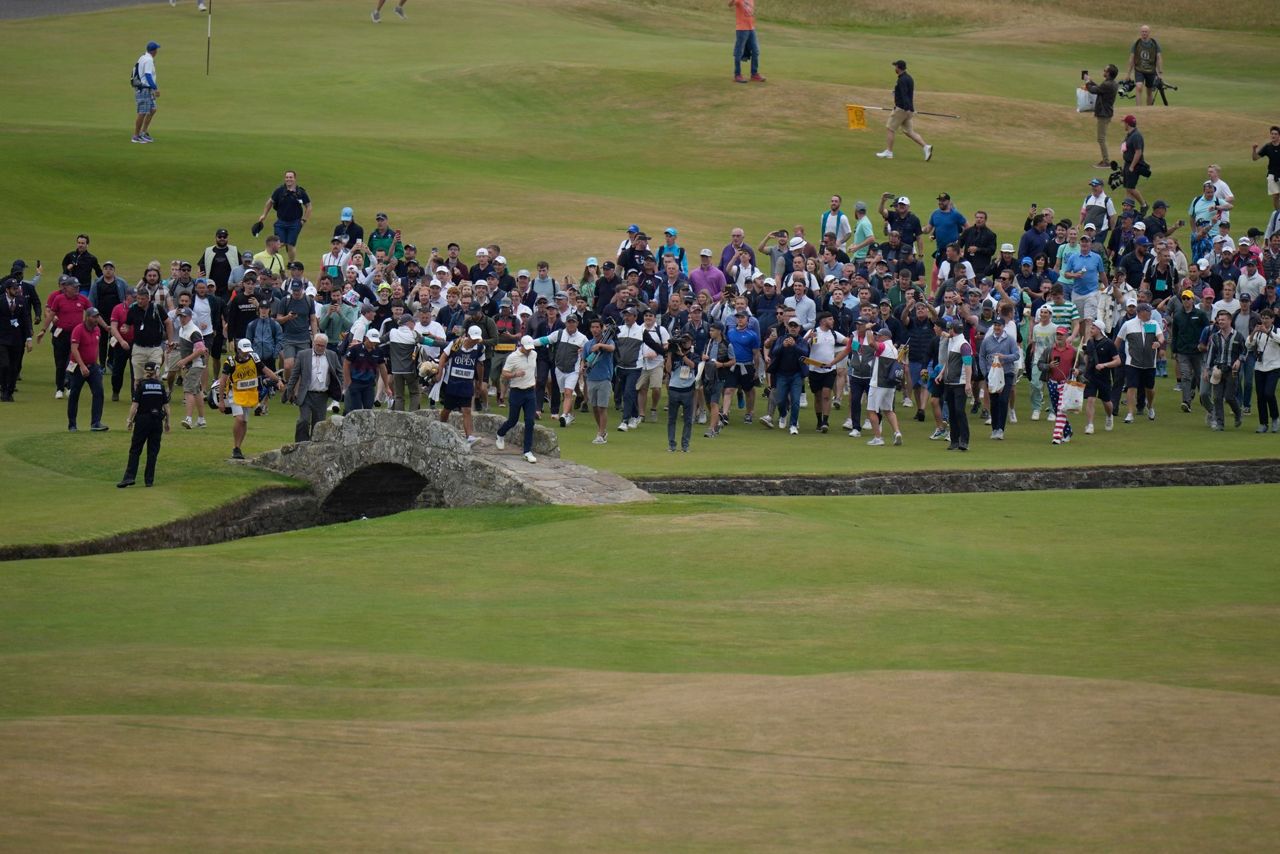Smith rallies to beat McIlroy at British Open for 1st major
