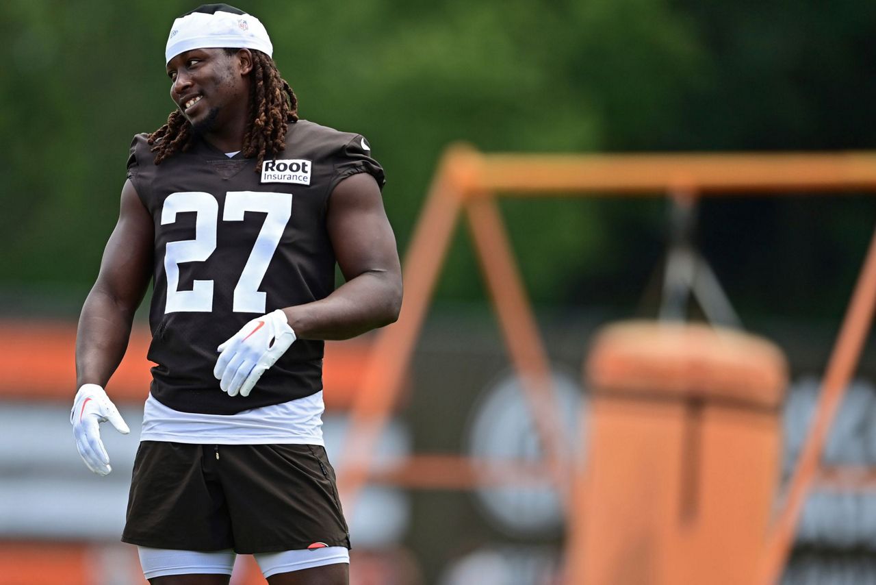 Browns RB Hunt sits out drills in protest, wants extension