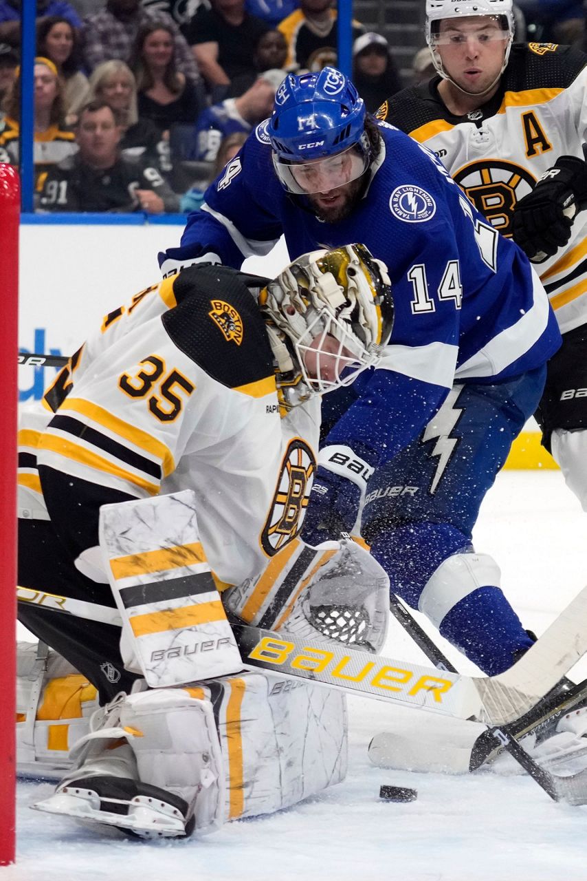 Bergeron gets 1,000th point, streaking Bruins beat Lightning