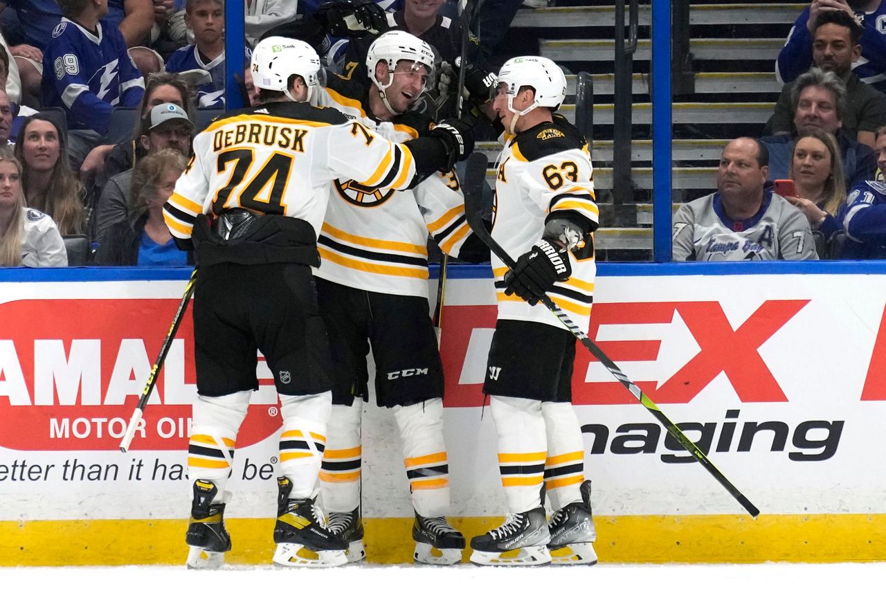 Bergeron gets 1,000th point, streaking Bruins beat Lightning