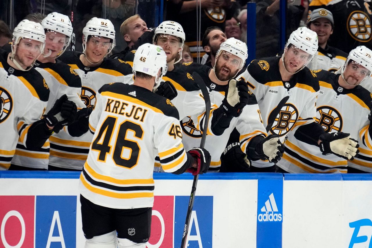 Bergeron gets 1,000th point, streaking Bruins beat Lightning