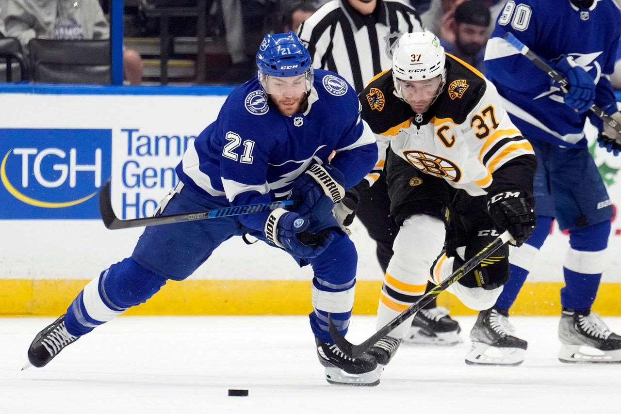 Bergeron gets 1,000th point, streaking Bruins beat Lightning