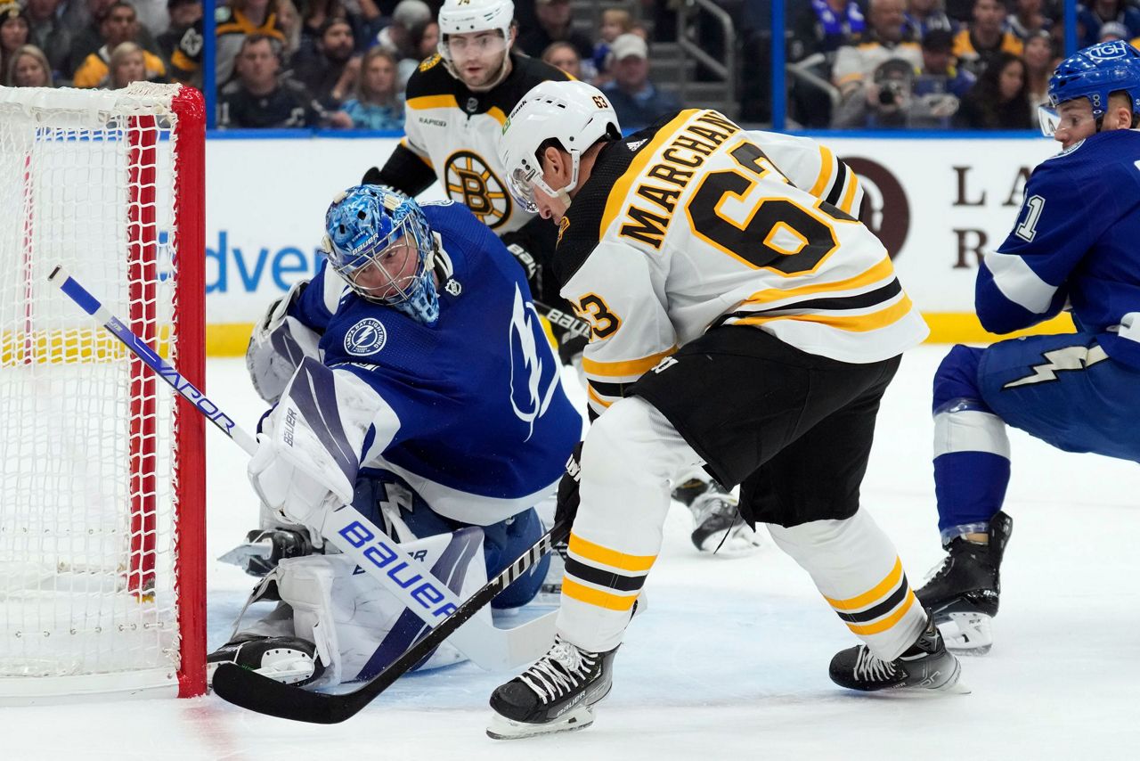 Bergeron gets 1,000th point, streaking Bruins beat Lightning