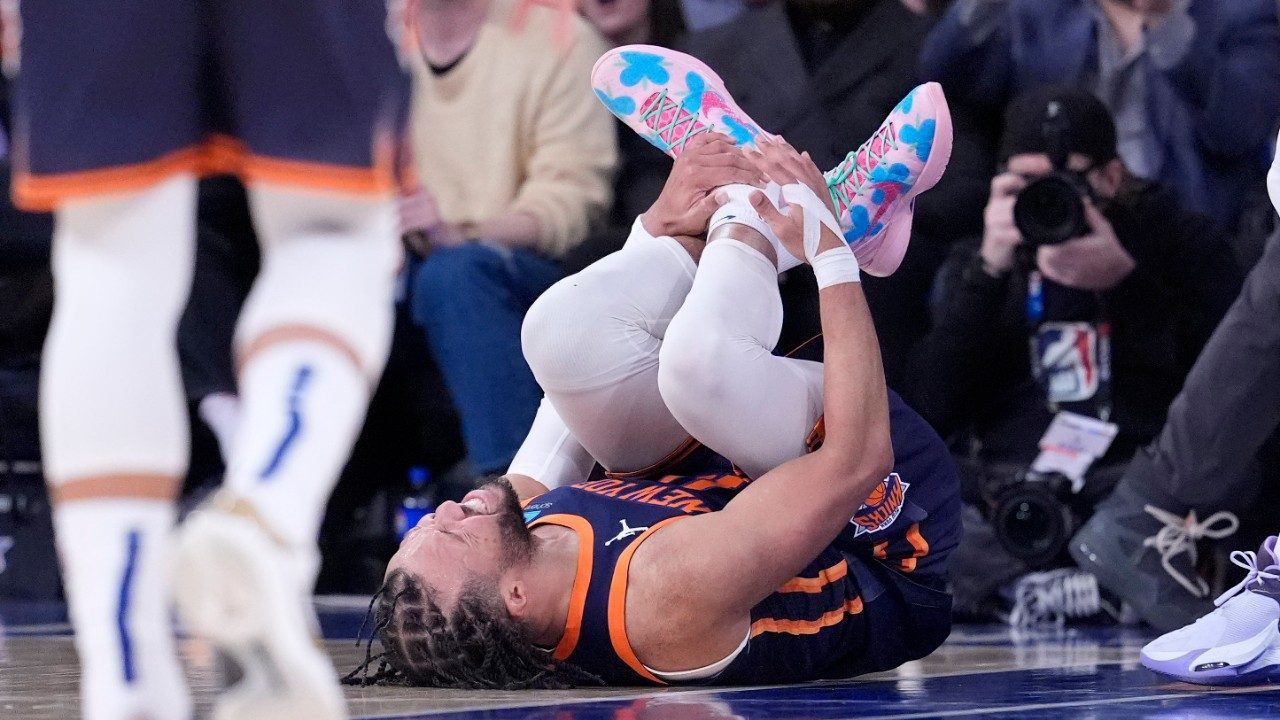 Knicks' Brunson leaves game after landing awkwardly