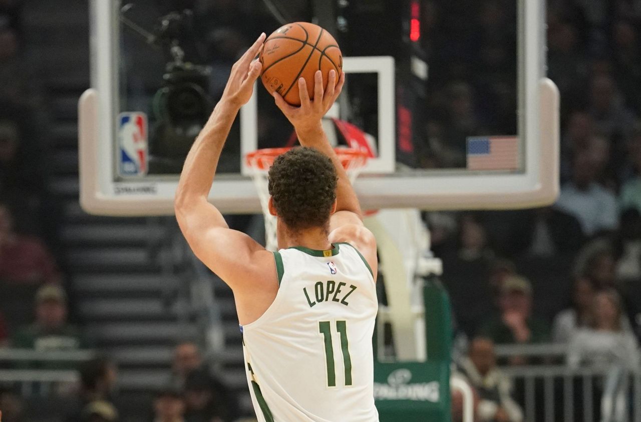 Center of attention: Bucks' Brook Lopez lights out from 3