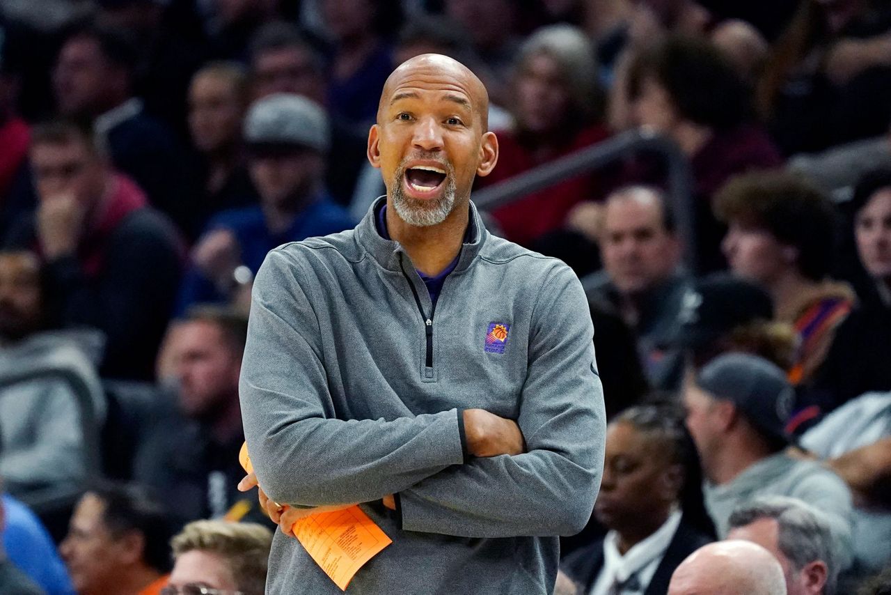 Devin Booker scores 51 points in 3 quarters, Suns rout Bulls