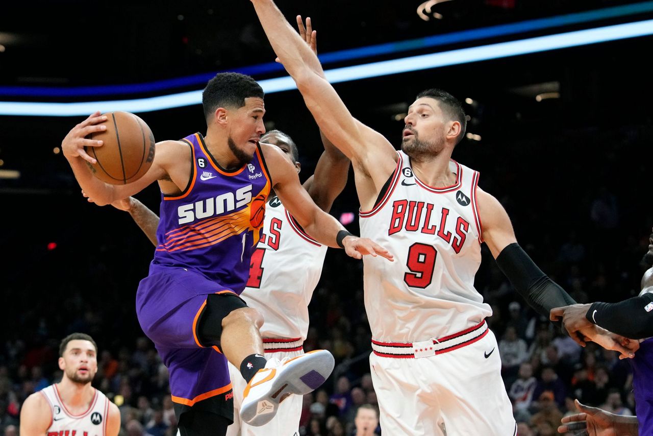 Devin Booker scores 51 points in 3 quarters, Suns rout Bulls