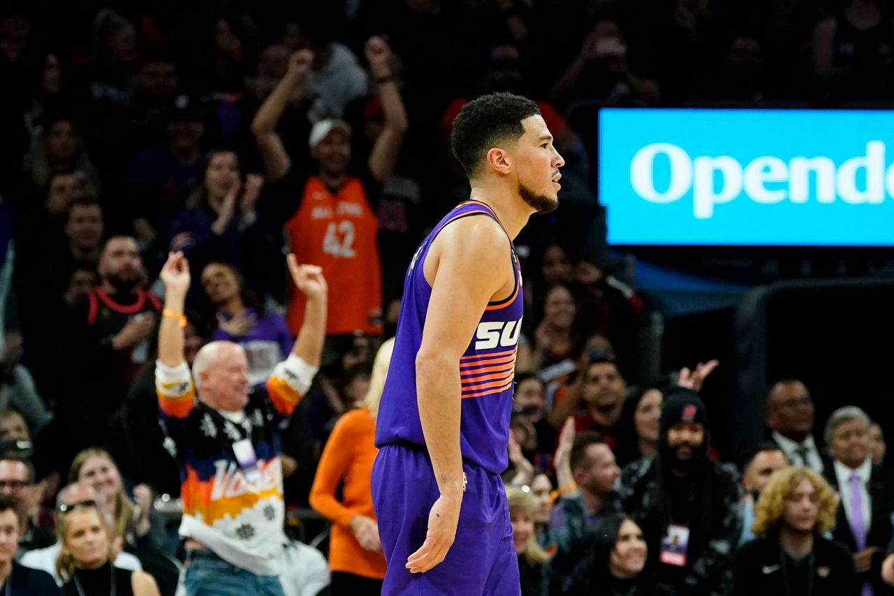 Devin Booker scores 51 points in 3 quarters, Suns rout Bulls