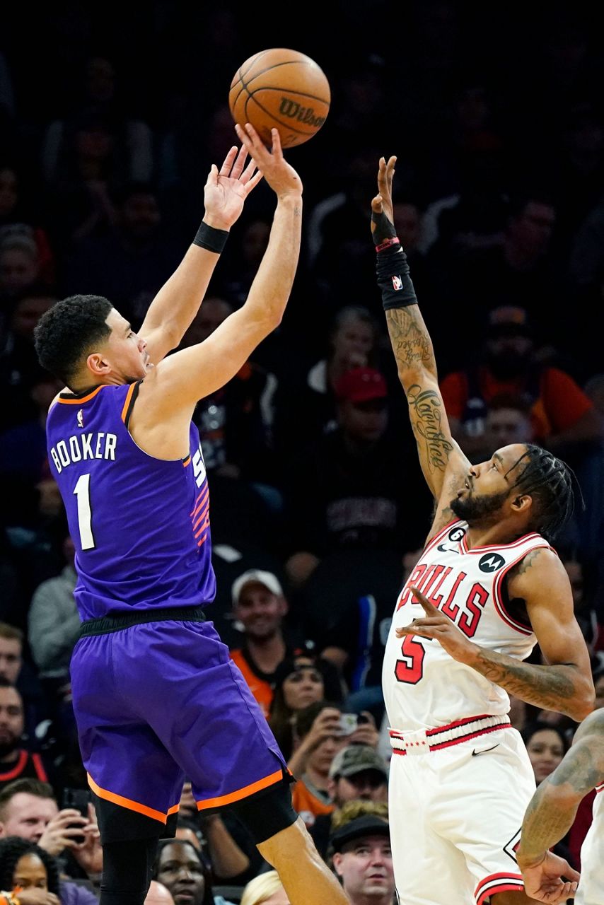 Devin Booker scores 51 points in 3 quarters, Suns rout Bulls