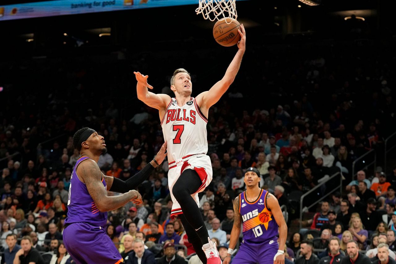 Devin Booker scores 51 points in 3 quarters, Suns rout Bulls