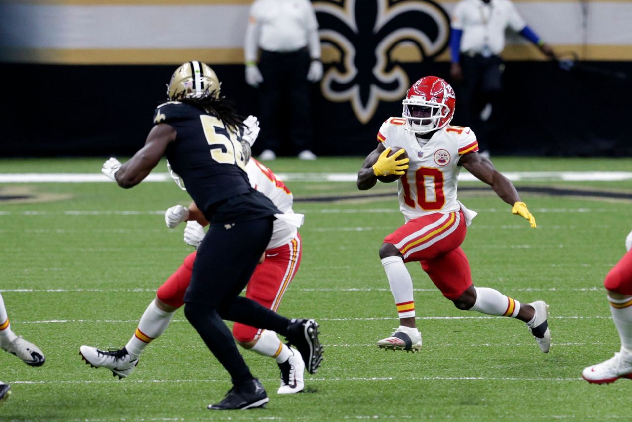 Mahomes' theatrics highlight Chiefs' 32-29 win over Saints