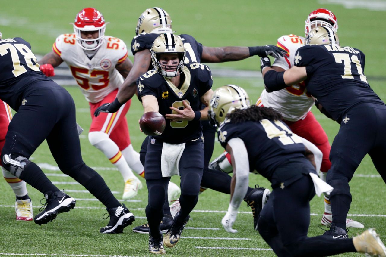 Mahomes' theatrics highlight Chiefs' 32-29 win over Saints