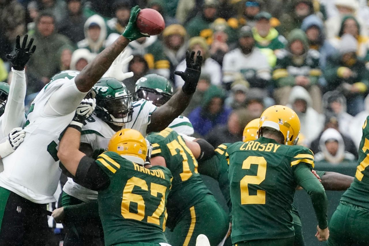 Jets continue surge with convincing 27-10 win at Green Bay