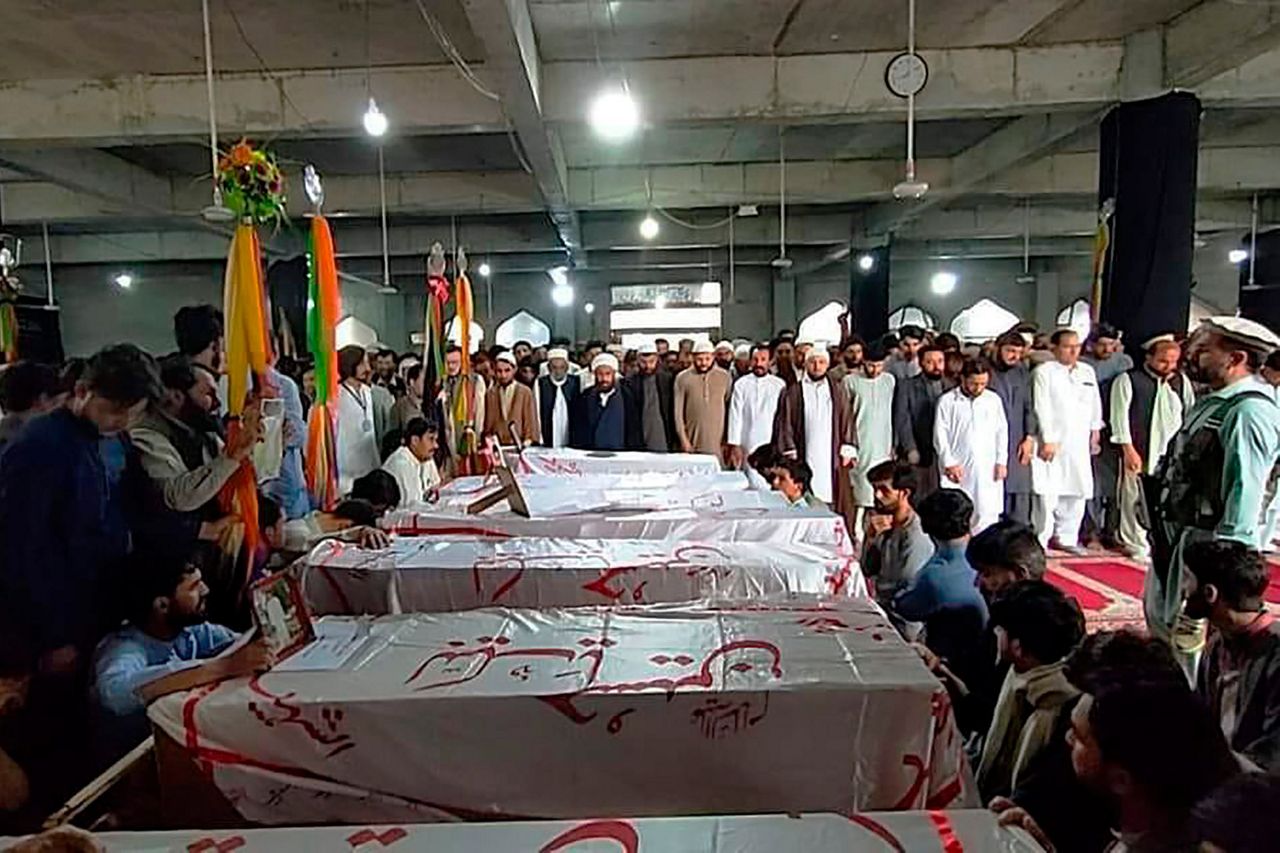 Mourners attend funerals of 7 Shiite teachers in NW Pakistan