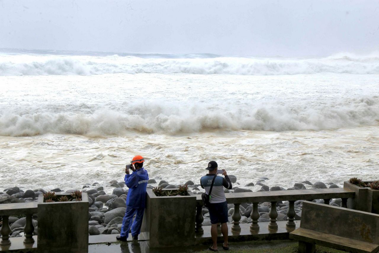 Super typhoon blowing by northern Philippines and Taiwan forces ...